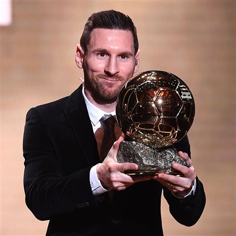 Revista elege Messi melhor jogador de todos os tempos e Pelé fica
