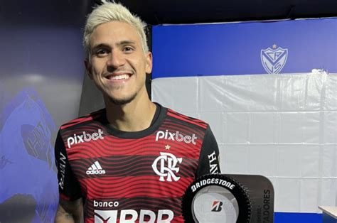Pedro brilha e Flamengo goleia Vélez no primeiro jogo da semifinal da