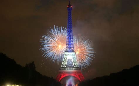 14 Juillet à Paris défilé feux dartifice bals des pompiers le