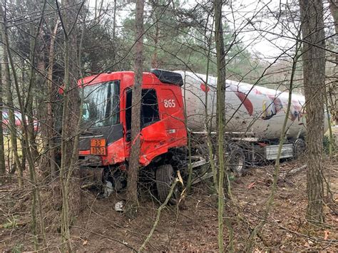 Cysterna Orlenu wjechała w las i uderzyła w drzewo Wypadek na DK25 w