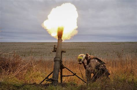 1 An De La Guerre En Ukraine Tir De Mortier Ukrainien