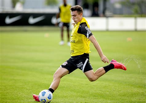 Escalação do Corinthians Lucas Piton volta a treinar e pode ser opção