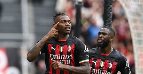 Serie A Milan Lecce Decide Una Doppietta Di Leao Pioli Aggancia