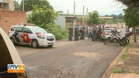Assaltante morre em troca de tiros a PM após roubar carro em