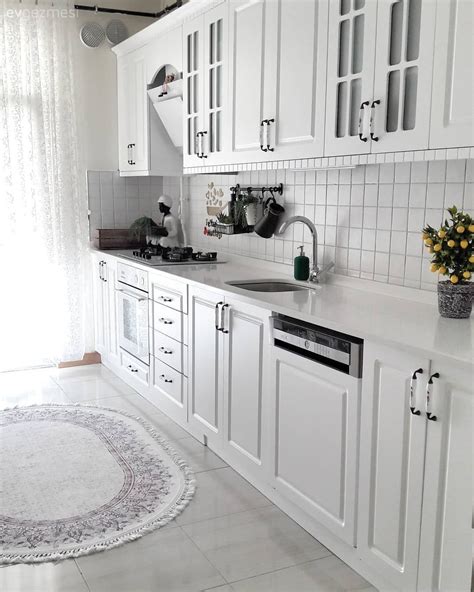 genel prensip Son beyaz klasik mutfak dolap modelleri kiralanmış