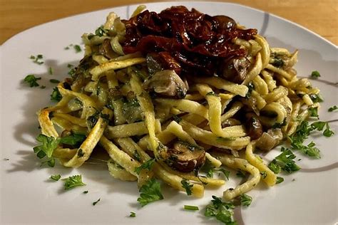 Champignon Kräuter Spätzle mit Honig Röstzwiebeln von cschoenbrodt