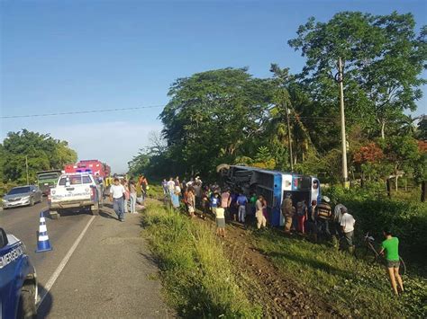 Volcamiento De Bus Deja 15 Personas Heridas En Carretera Hacia Tela