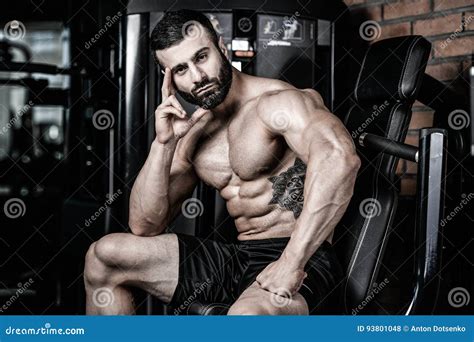 Retrato Atractivo De Un Modelo Masculino Descamisado Muscular Que Mira