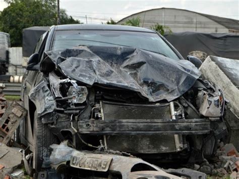 G1 Carro fica destruído após ser atingido por carreta na BR 324 e