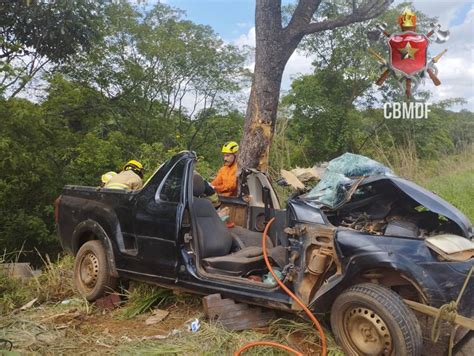 Carro bate contra árvore na BR 251 e motorista fica em estado grave