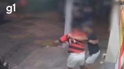 VÍDEO Homem é morto a facadas após discussão em praça pública de