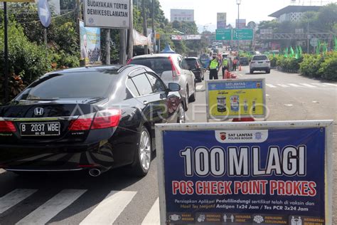 PEMBERLAKUAN GANJIL GENAP DI JALUR WISATA PUNCAK BOGOR ANTARA Foto