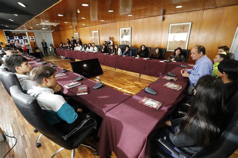 Gobernador Regional se reúne con jóvenes talentos de la Región del