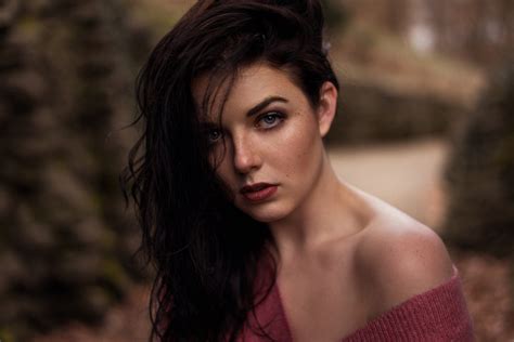 Tapety kobiety twarz portret głębia pola 2048x1367 Motta123