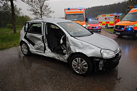 Mindelheim Schwerer Unfall Mit Vier Verletzten Vorfahrtsversto