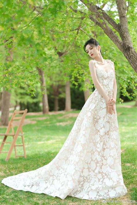 周也北影节红毯造型一袭纯白蕾丝花朵吊带裙温婉动人 周也 红毯造型 新浪新闻