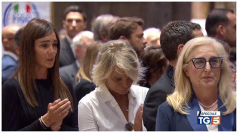 Maria De Filippi Al Funerale Di Silvio Berlusconi Viso Irriconoscibile