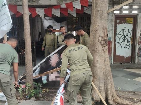 Satpol PP Surabaya Tertibkan Lebih 200 APK Tak Sesuai Aturan Dan