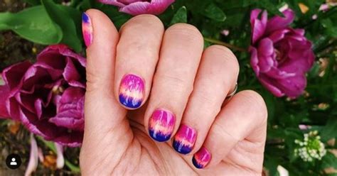 Tie Dye Nails la tendencia en uñas que querrás copiar si amas el color
