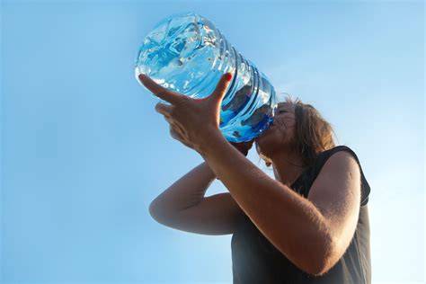 Cosa succede quando bevi più di 13 litri di acqua al giorno