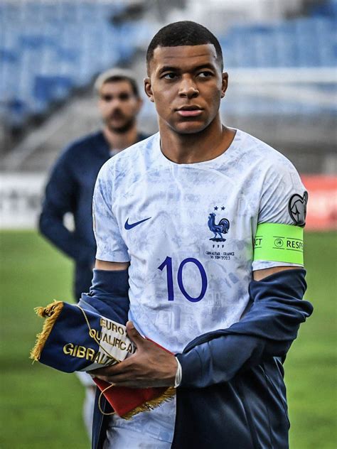 MEGA PSG on Twitter Un fan a approché Fayza la mère de Mbappé à