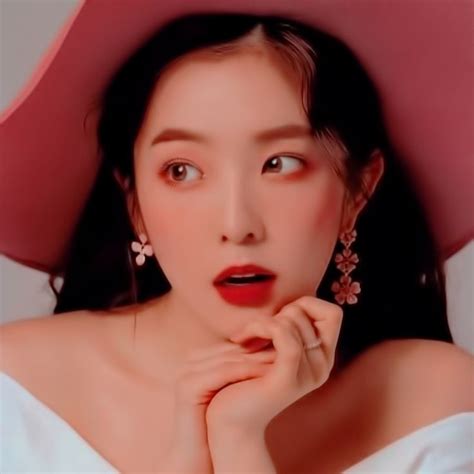 Pin De Katykimmiezes En Velvet Peek A Boo Iconos