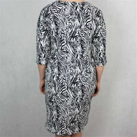Sukienka Bawe Niana W Serek Czarno Bia A Zebra Plus Size