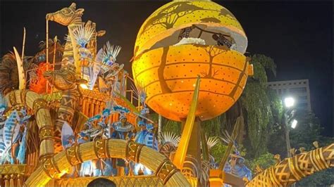 Carnaval 2023 Carro Alegórico de Escola Centenária é quebrado