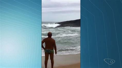 Praias de Guarapari ES têm 27 resgates a pessoas se afogando no mesmo
