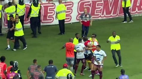 Torcedor do Inter invade campo criança no colo e chuta jogador do