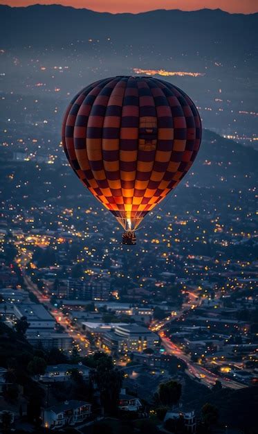 Une montgolfière au dessus d un paysage de rêve réaliste Image
