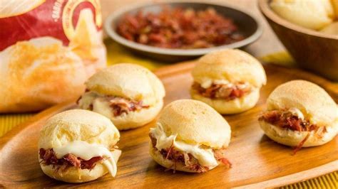 Receita de Pão de queijo recheado de carne seca e requeijão Comida e