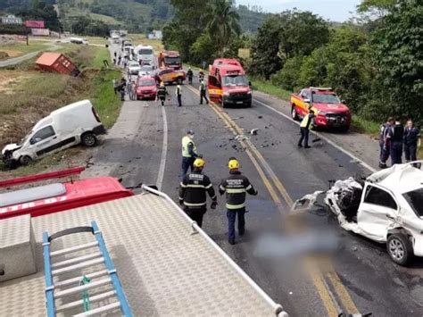 Grave Acidente Entre Carros E Carretas Deixa Mortos Na BR 470 No Alto
