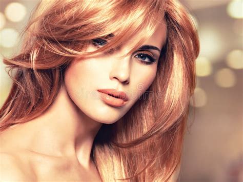 Retrato De Uma Mulher Bonita Cabelo Longo E Liso Imagem De Stock