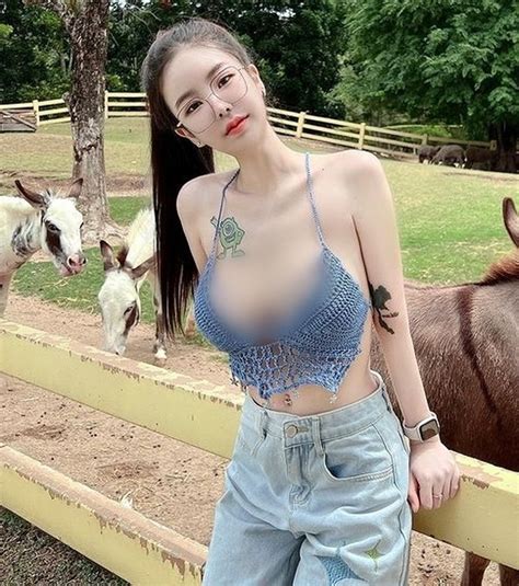 Đỏ mặt hot girl siêu vòng 1 diện nội y khoe dáng nuột