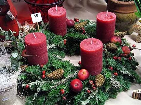 Adventkranz Rote Kerzen Mit Zapfen Sten Beeren Pfel Christmas Advent
