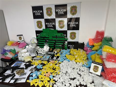 Polícia apreende pistolas submetralhadora e quase 70 quilos de drogas