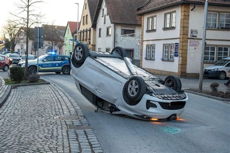 Oberfranken E Auto überschlägt sich nach Unfall Oberfranken