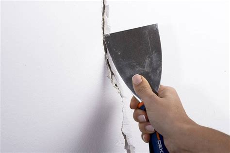 Cómo tapar las grietas de una pared