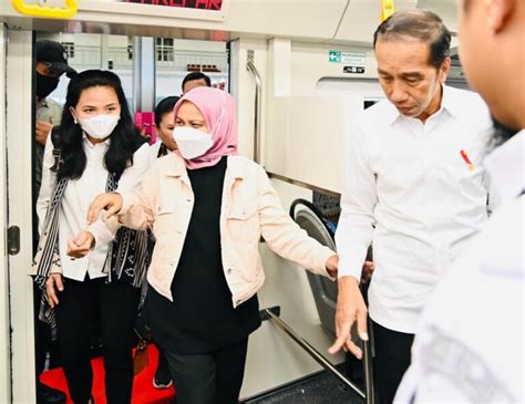 Foto Presiden Dan Ibu Iriana Jajal Kereta Pertama Di Pulau Sulawesi