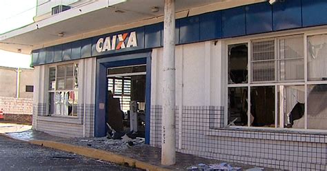 G1 Bando explode caixas eletrônicos e ameaça moradores em Cajuru SP