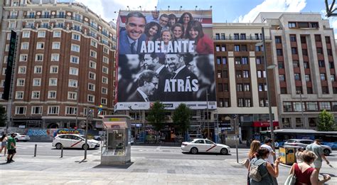 El PSOE despliega una lona en la Gran Vía de Madrid con el mensaje