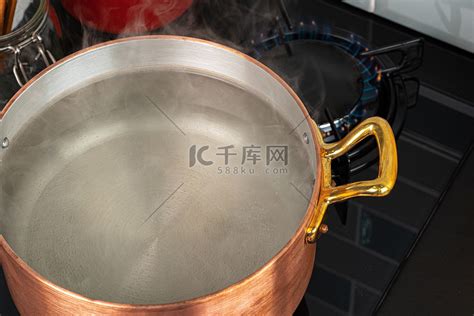 煤气炉上有开水的铜锅高清摄影大图 千库网