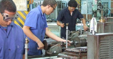 El Torno Maquina Convencional Y De Gran Utilidad En Un Taller Industrial