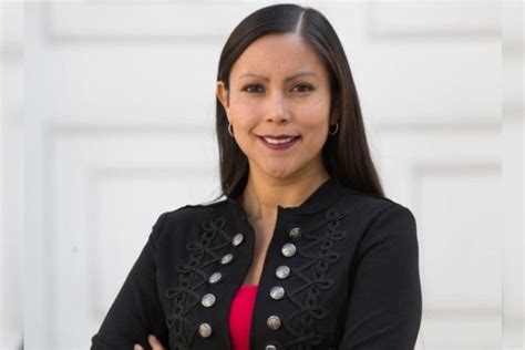 Elecciones 2023 Quién es Ginarely Valencia la nueva moderadora del