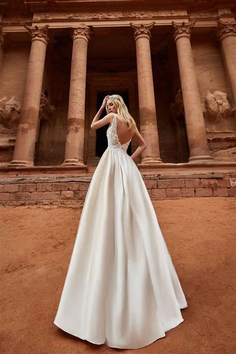Robe de mariée fluide décolleté en V dans le dos Oksana Mukha Paris