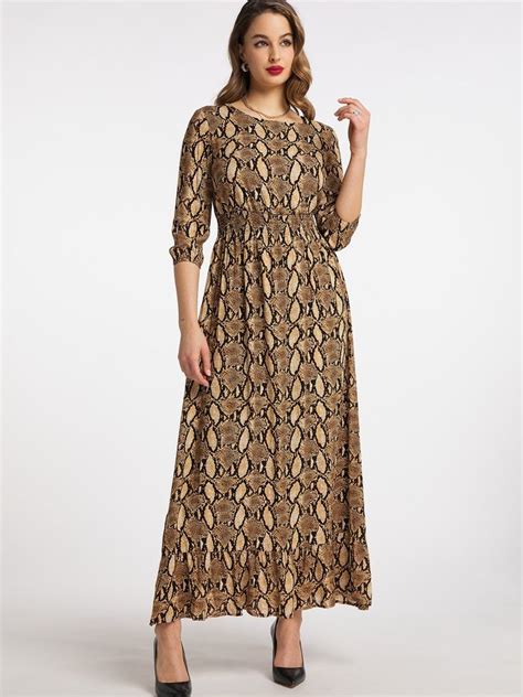Mit seinem allover Schlangenprint fällt das Maxi Kleid von faina sofort