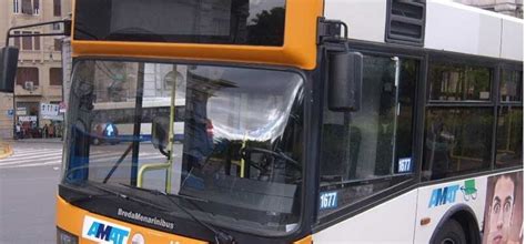Sale Sull Autobus Senza Mascherina E Aggredisce L Autista Che Lo
