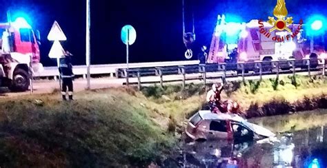 Sbanda Con L Auto E Finisce Nel Tergola Ferito Il Conducente Le