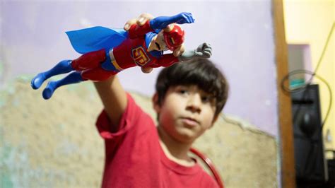 Superbigote el muñeco que Maduro regala a los niños y que se parece